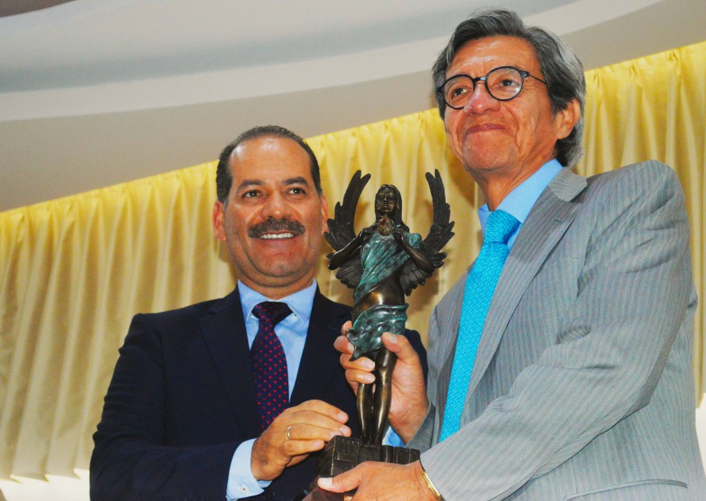 RECONOCIMIENTO A LA EXCELENCIA ” DR. FAUSE ATTIE ” AL DR. JORGE GASPAR
